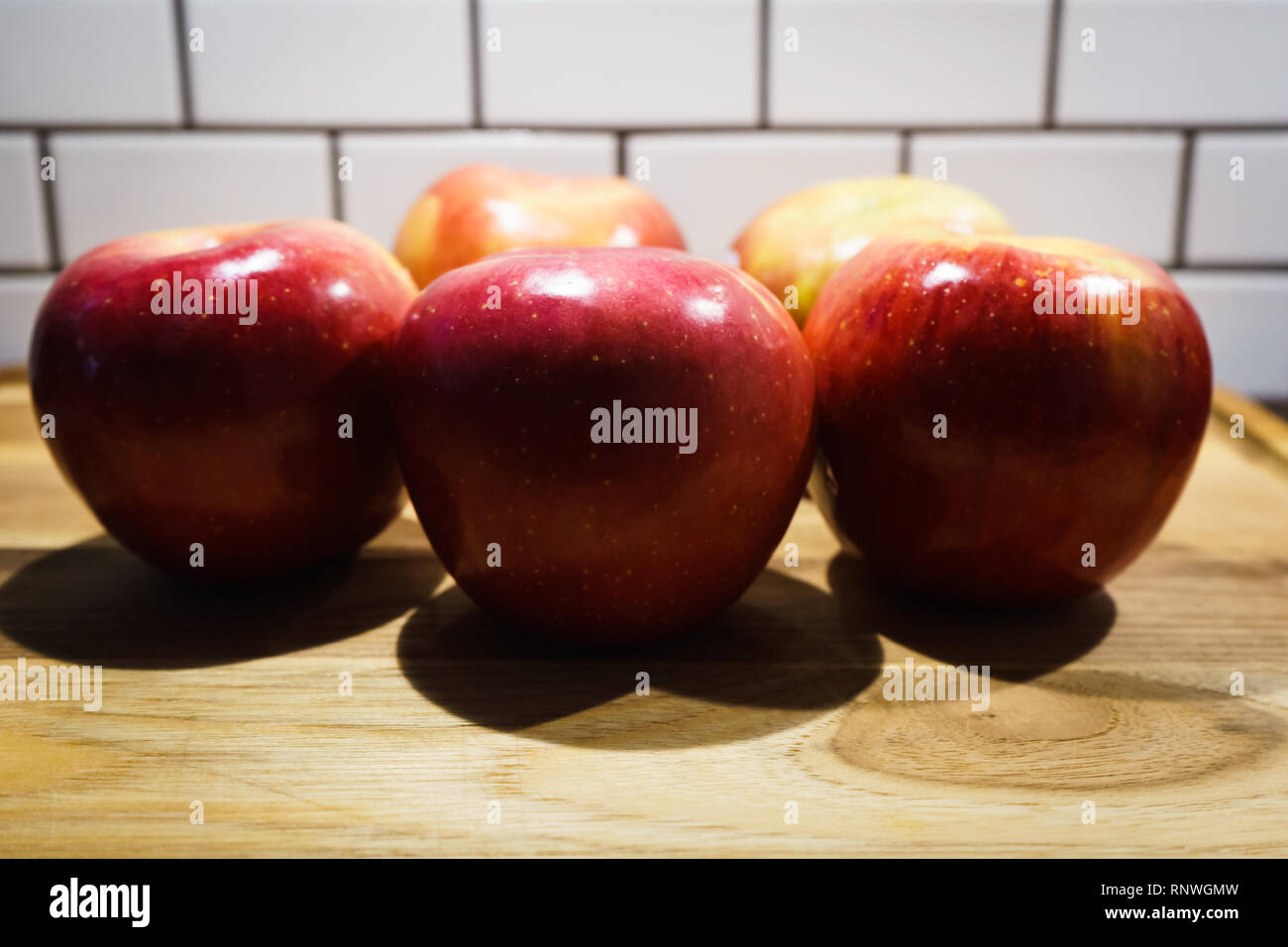 Red flesh apples -Fotos und -Bildmaterial in hoher Auflösung – Alamy
