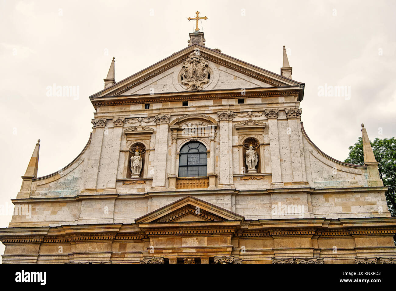 Kreuz Auf Der Kirchenfassade Stockfotos und -bilder Kaufen - Alamy