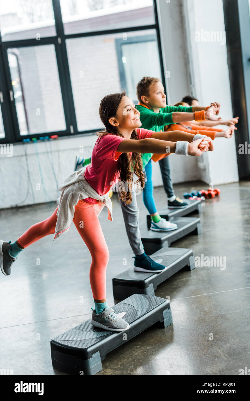 Balance exercises -Fotos und -Bildmaterial in hoher Auflösung – Alamy