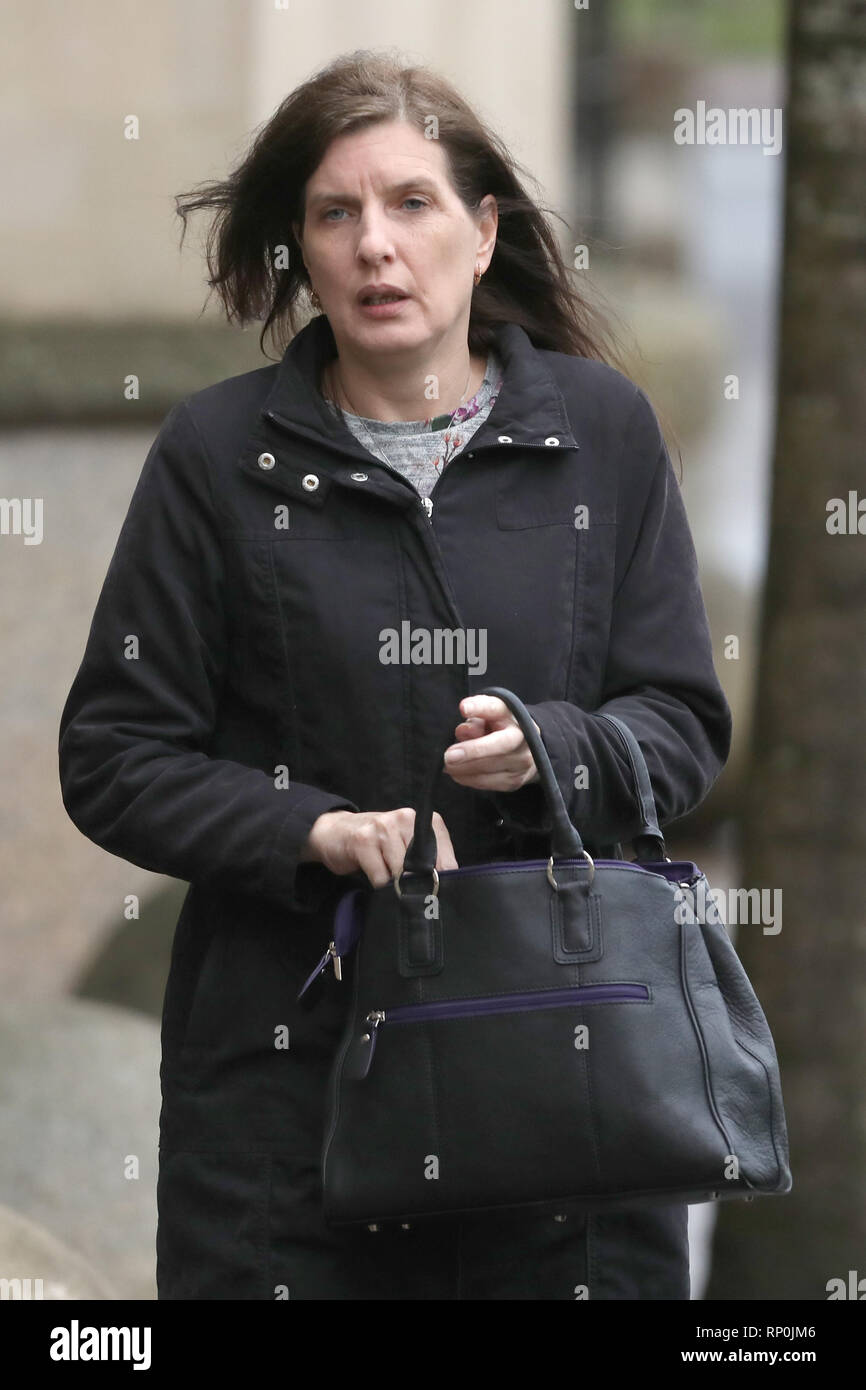 Angela König kommt an der High Court in Glasgow, wo ein Jugendlicher ...