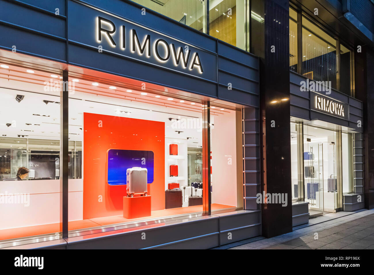 Rimowa shop -Fotos und -Bildmaterial in hoher Auflösung – Alamy