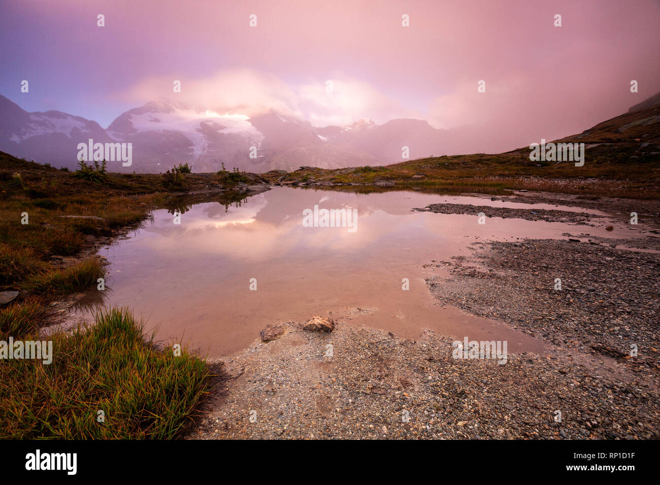 Nebel bei Sonnenaufgang über den Piz Cambrena und alpinen See, Val Dal ...
