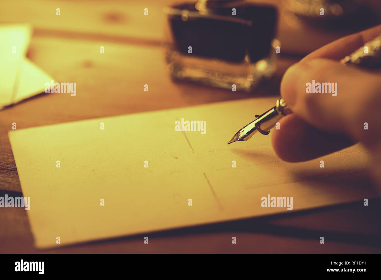 Quill Letter Writing Stockfotos & Quill Letter Writing Bilder - Alamy