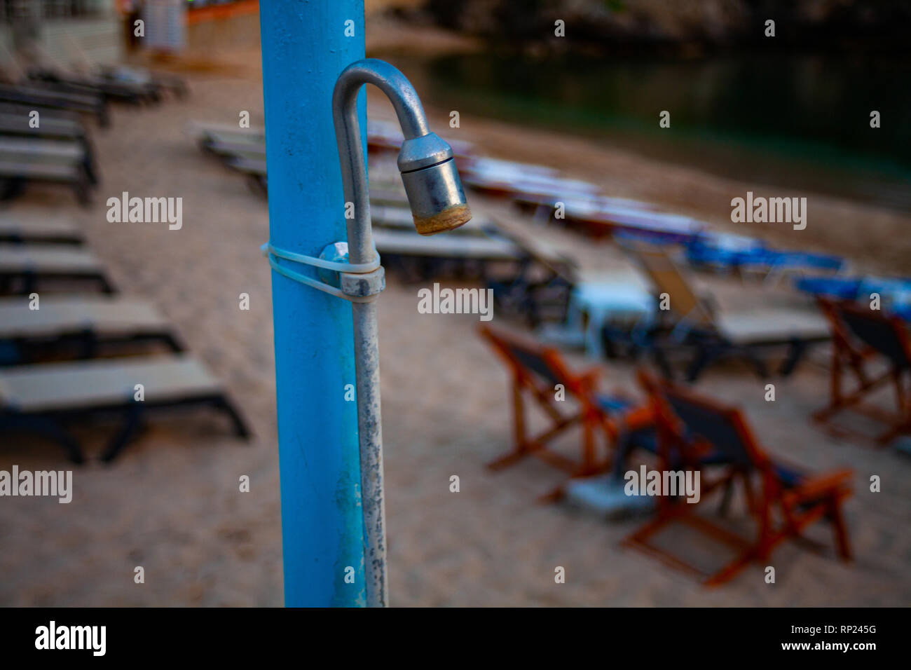 Öffentliche Dusche am Strand. Wasserstrahl auf die Dusche am Strand ...