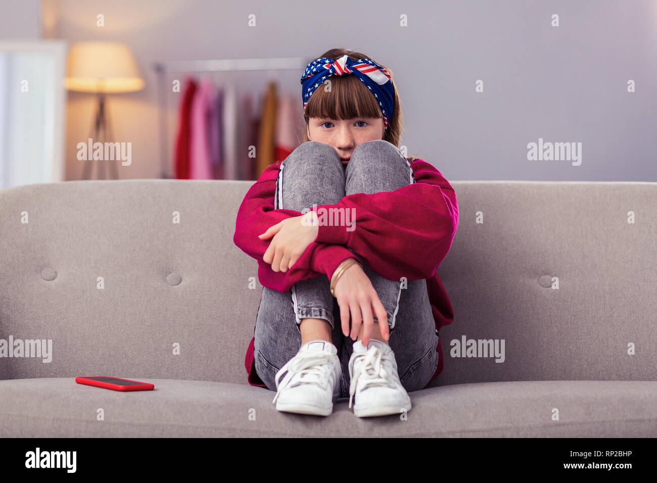 Shy schoolgirl -Fotos und -Bildmaterial in hoher Auflösung – Alamy