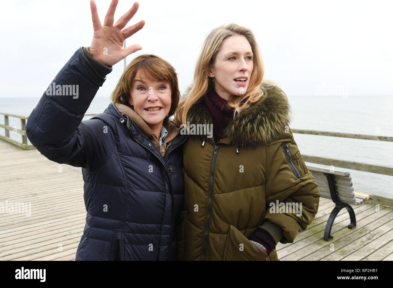 Bansin, Deutschland. 20 Feb, 2019. Schauspielerin Katrin Sass (l) wie ...