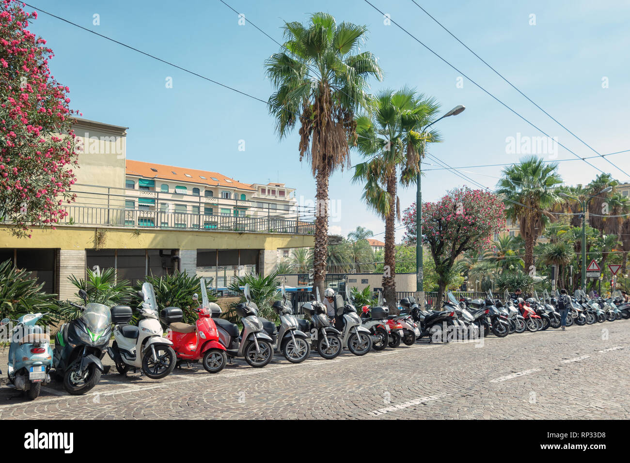 Italienische verkehrszeichen -Fotos und -Bildmaterial in hoher ...
