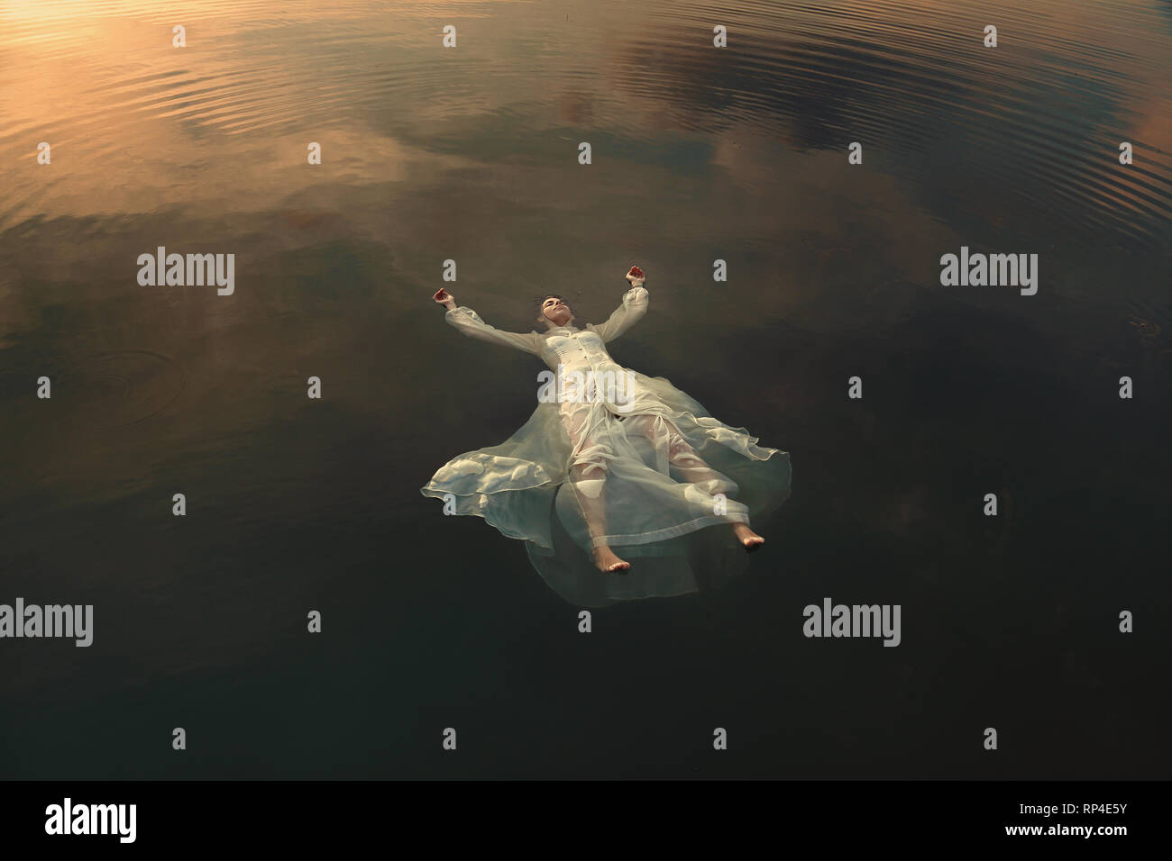 Woman in wet dress floating -Fotos und -Bildmaterial in hoher Auflösung ...