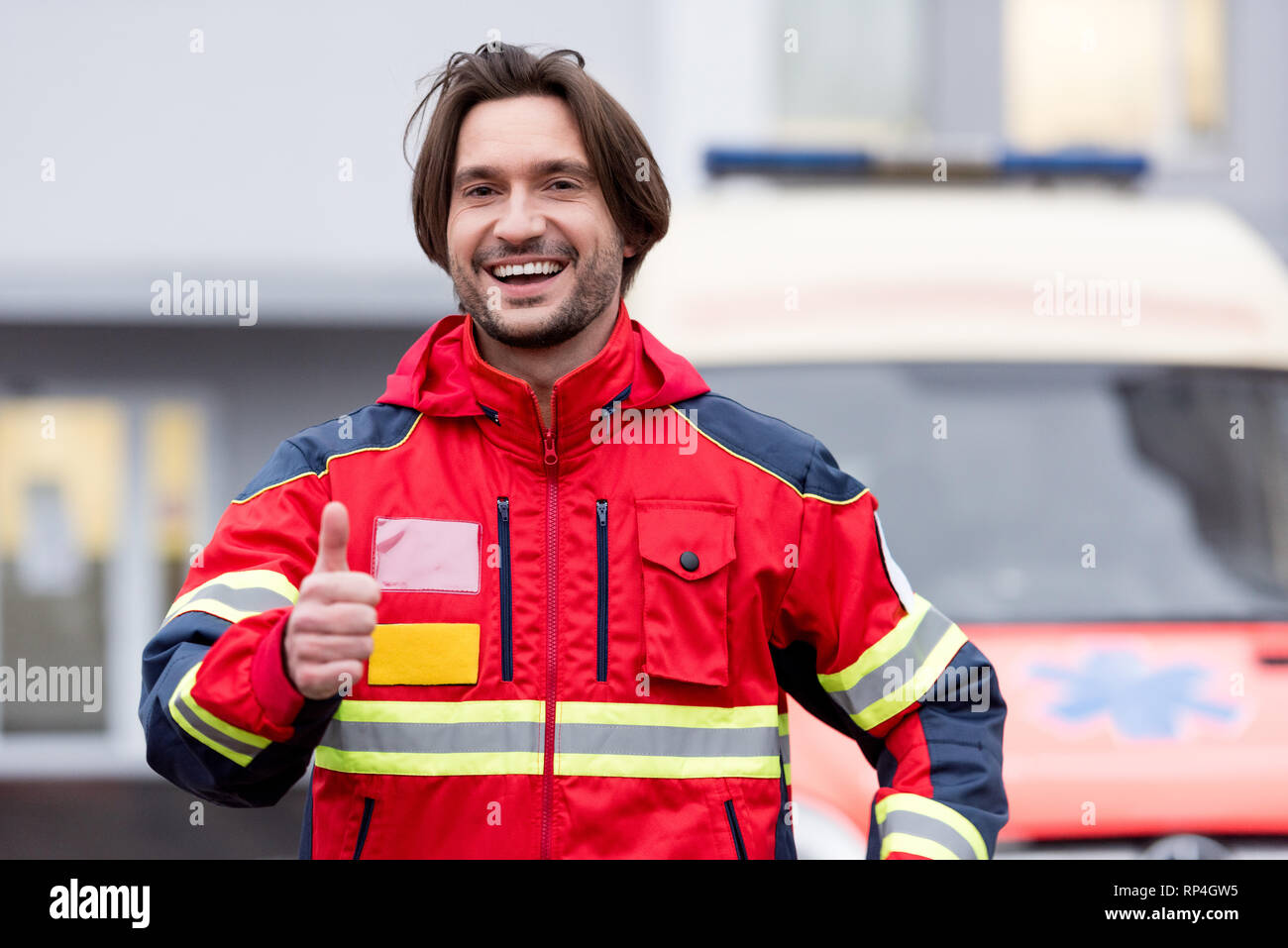 Lachend Sanitäter mit Daumen hoch auf der Straße Stockfotografie - Alamy