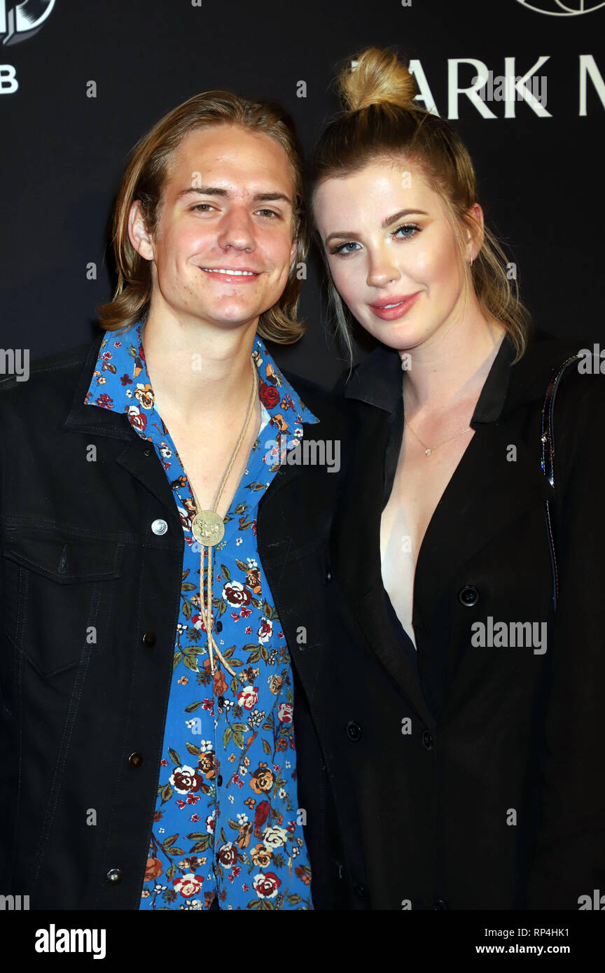 Prominente nehmen an der Auf den Datensatz Grand Opening im Park MGM in ...