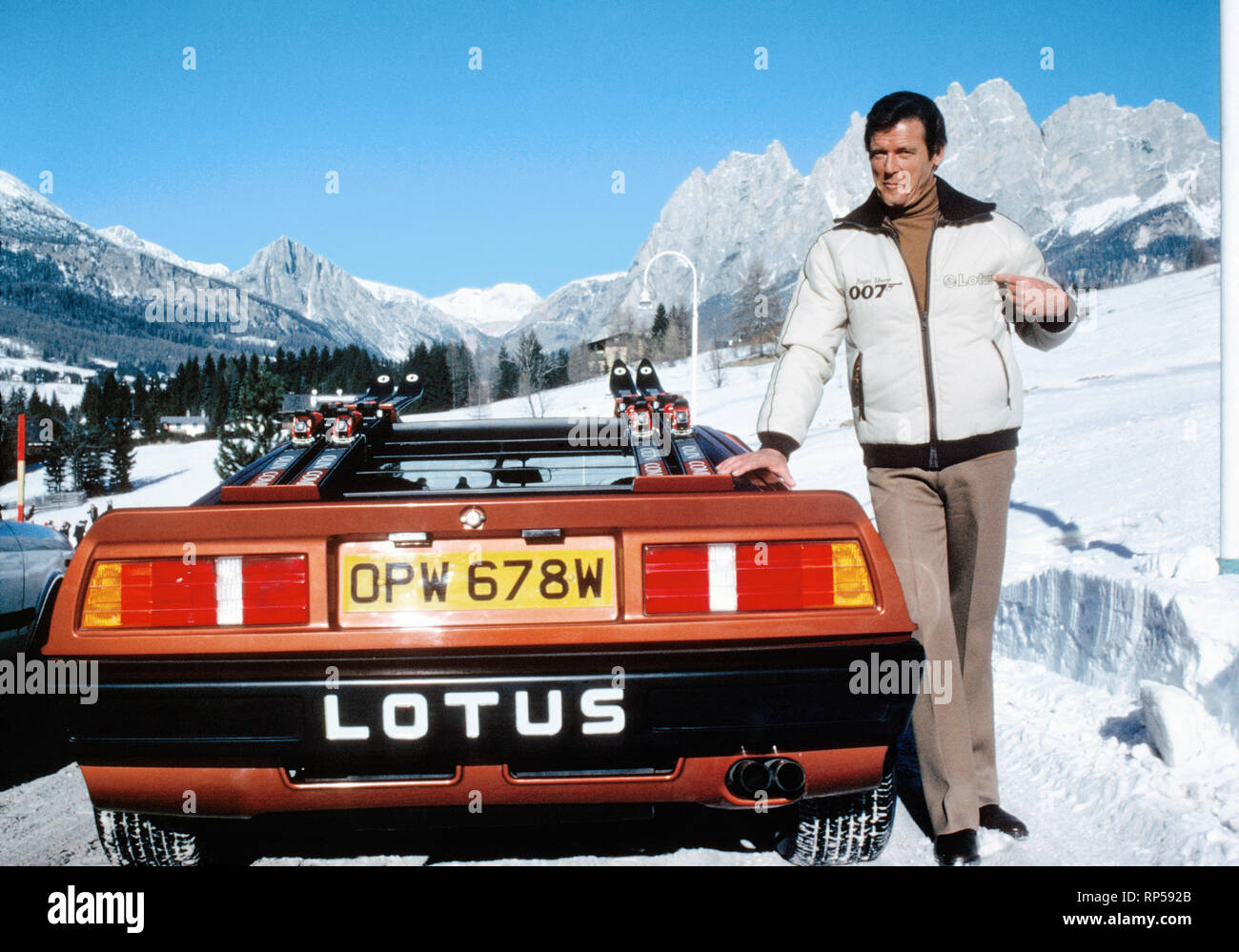 Mit Roger Moore Stockfotos und -bilder Kaufen - Alamy