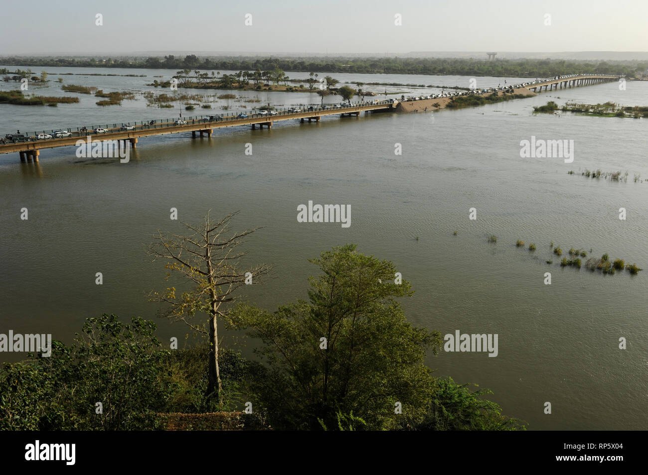 NIGER Niamey, Kennedy Brücke über den Fluss Niger Stockfotografie - Alamy