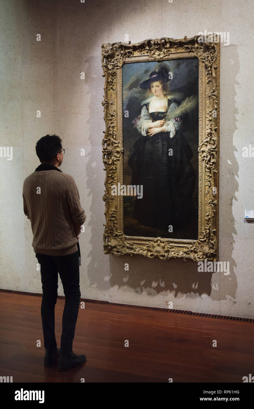 Besucher vor dem Gemälde "Portrait von Helena Fourment" des flämischen ...