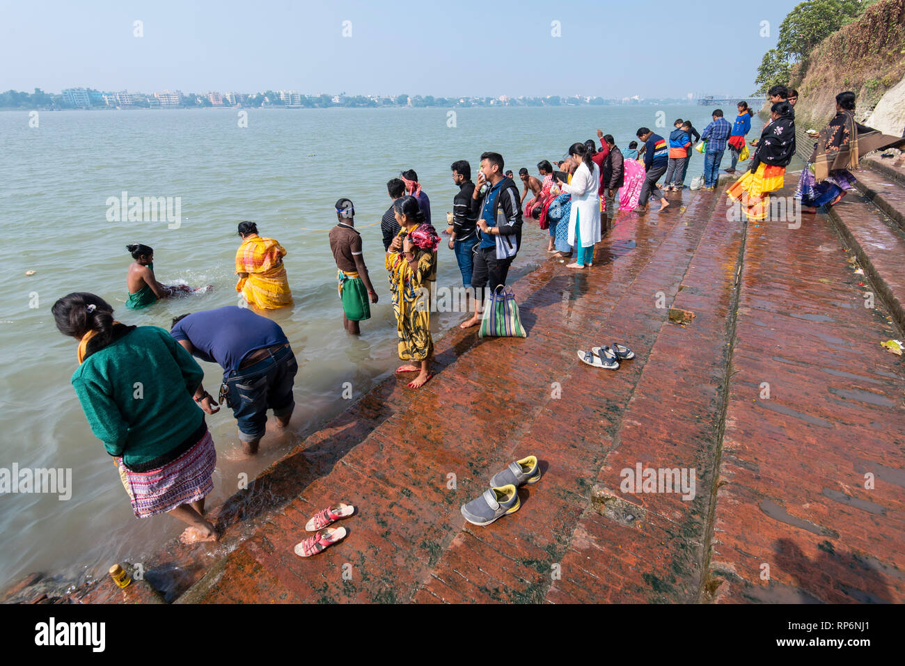 Mit kleidung baden -Fotos und -Bildmaterial in hoher Auflösung – Alamy