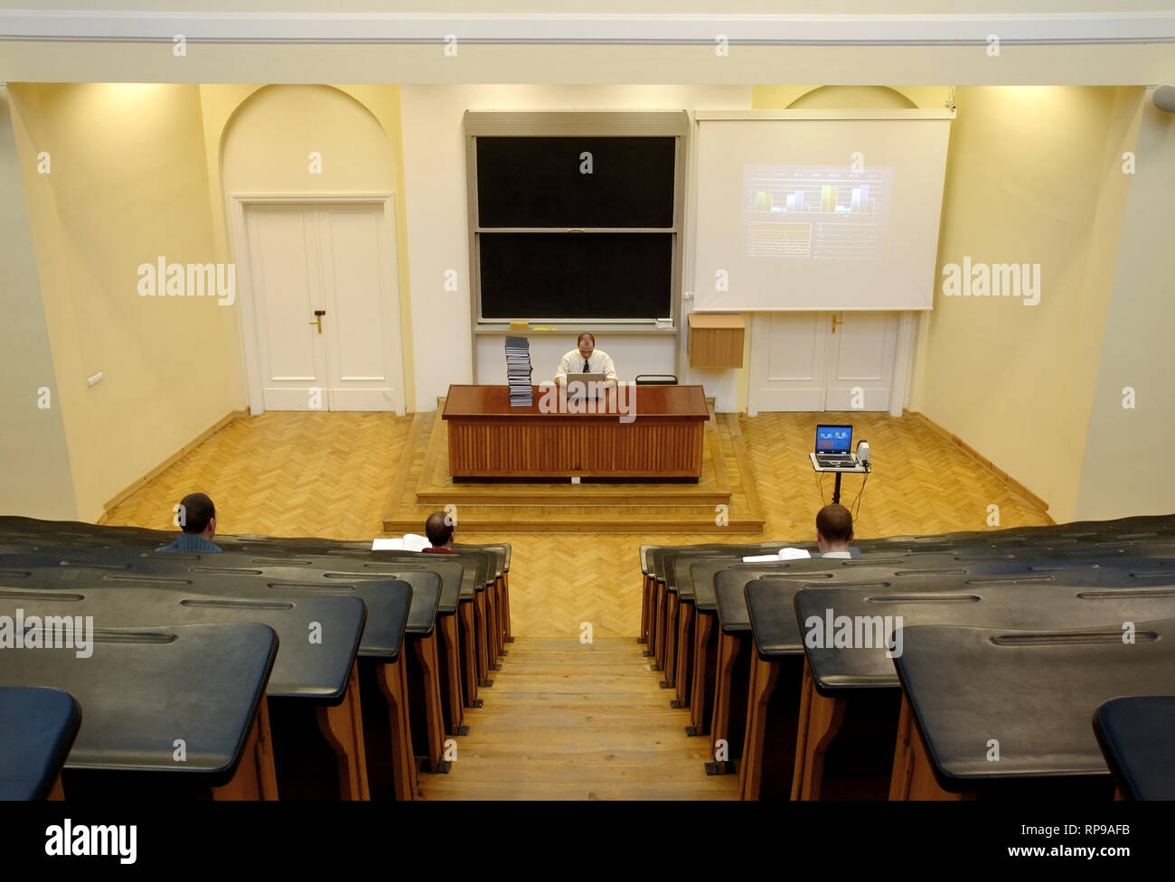 Professor lehrer dozent klassenzimmer -Fotos und -Bildmaterial in hoher ...