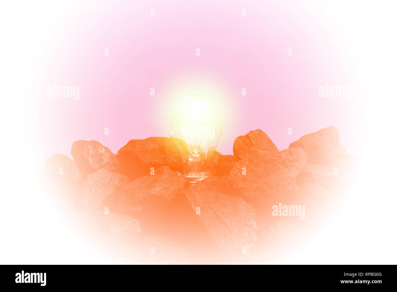 Die Lampe glänzt mit starkem Licht dank der Strom aus Steinkohle heap ...