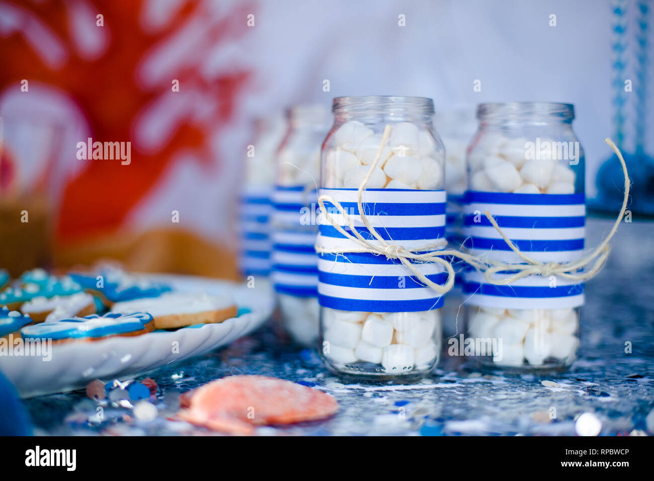 Tabelle mit Meer d Cor und Platte mit Süßigkeiten, Bonbons, Kekse und ...