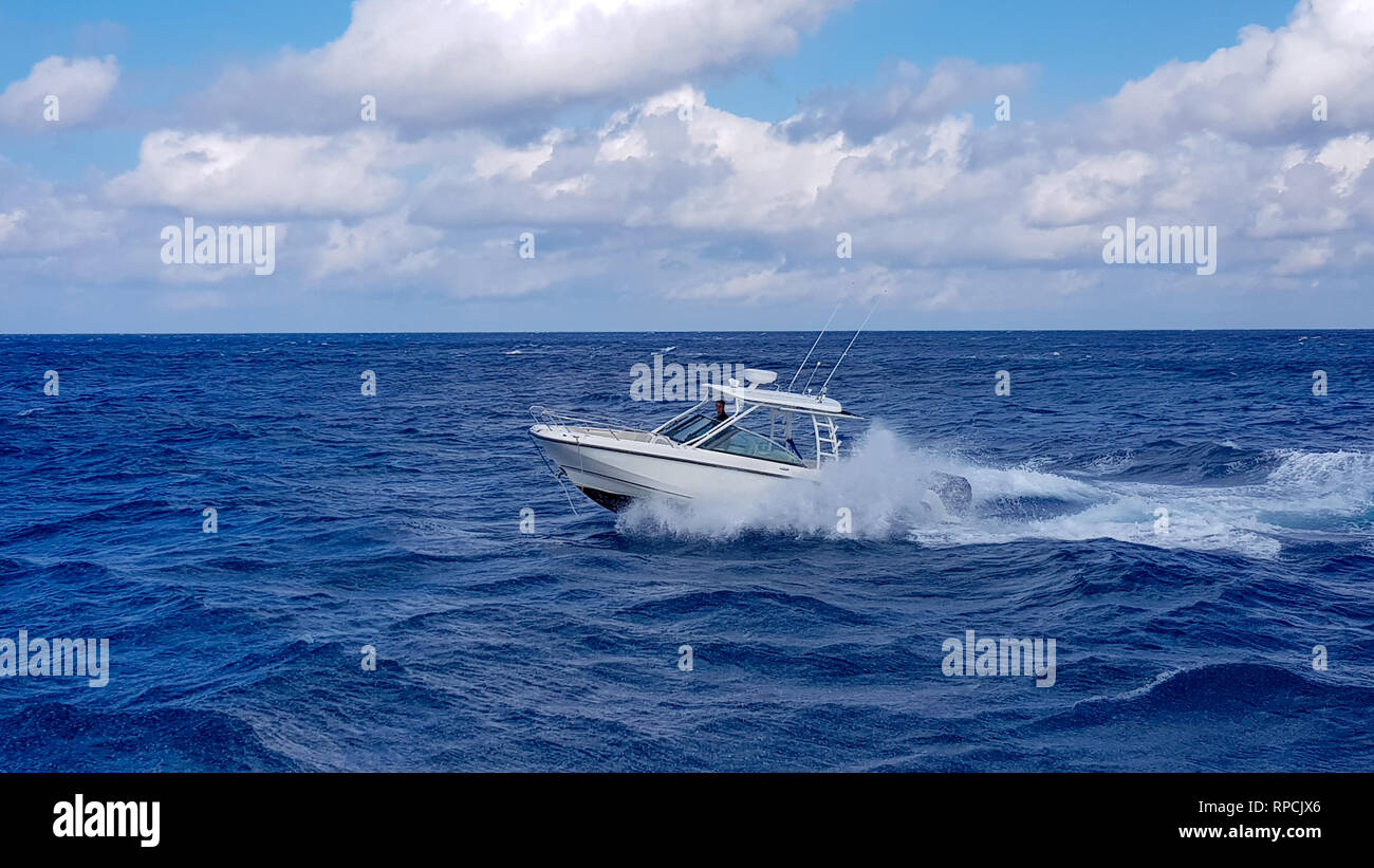 Geschwindigkeit Angeln tender Boot springen die Wellen im Meer und ...