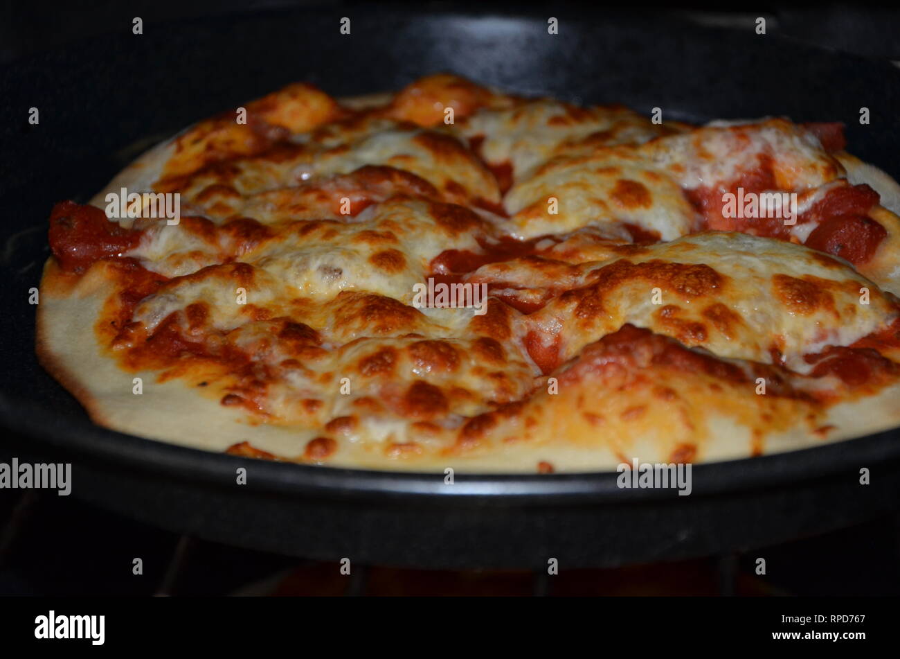 Halbe pizza halb knoblauchbrot -Fotos und -Bildmaterial in hoher ...