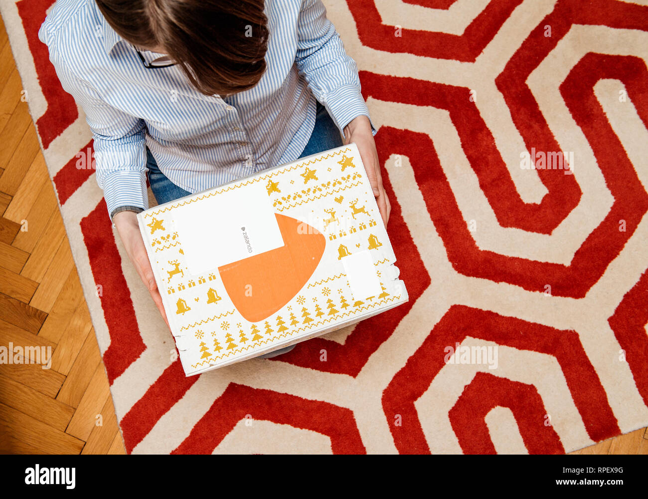 Zalando home delivery -Fotos und -Bildmaterial in hoher Auflösung – Alamy