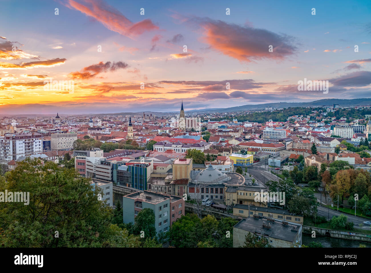 Cluj Stadtübersicht bei Sonnenaufgang von cetatuia Hill in Cluj-Napoca ...