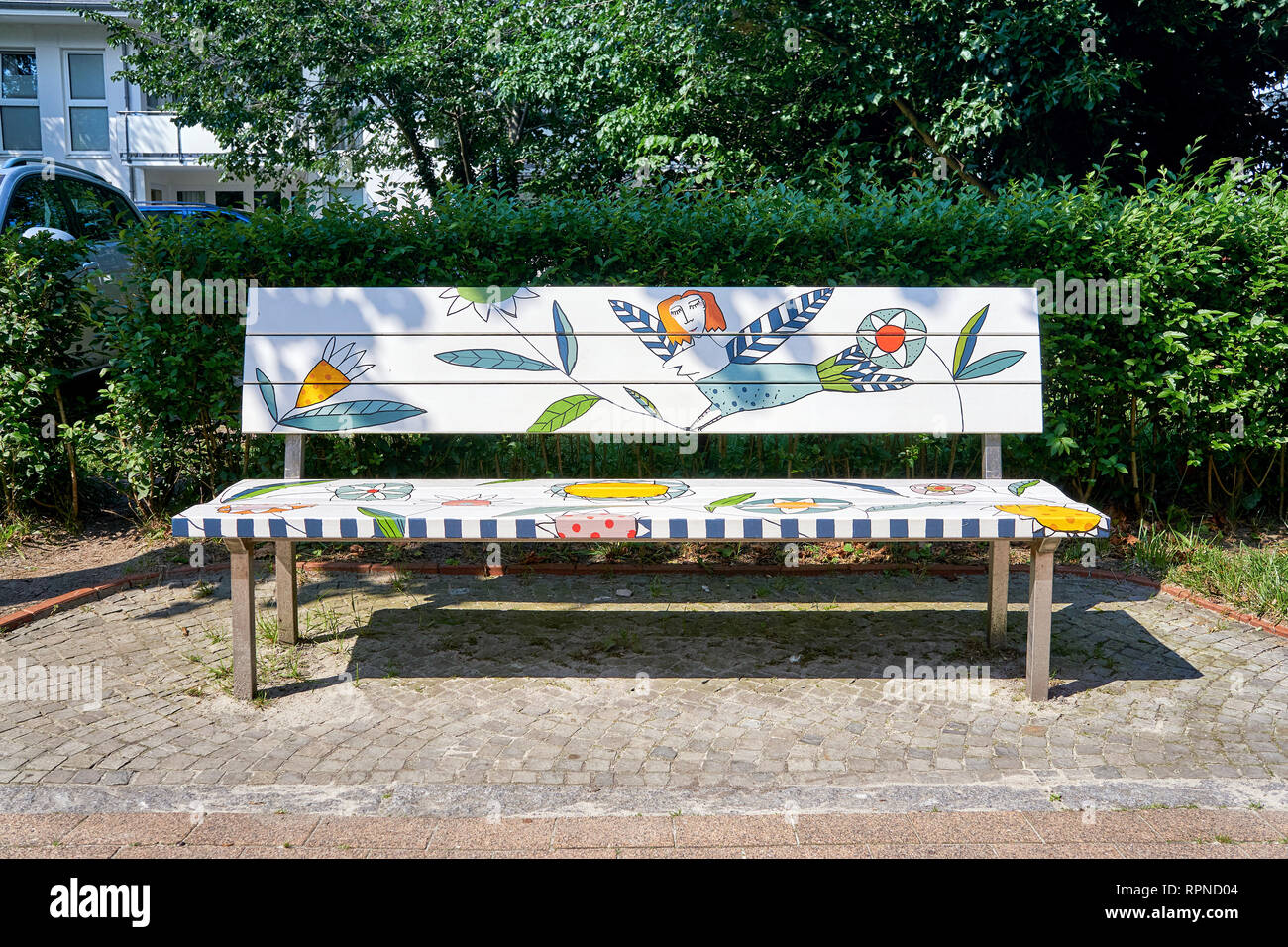 Holzbank mit elf und Blumen in street art Design auf der Ostsee. Street ...
