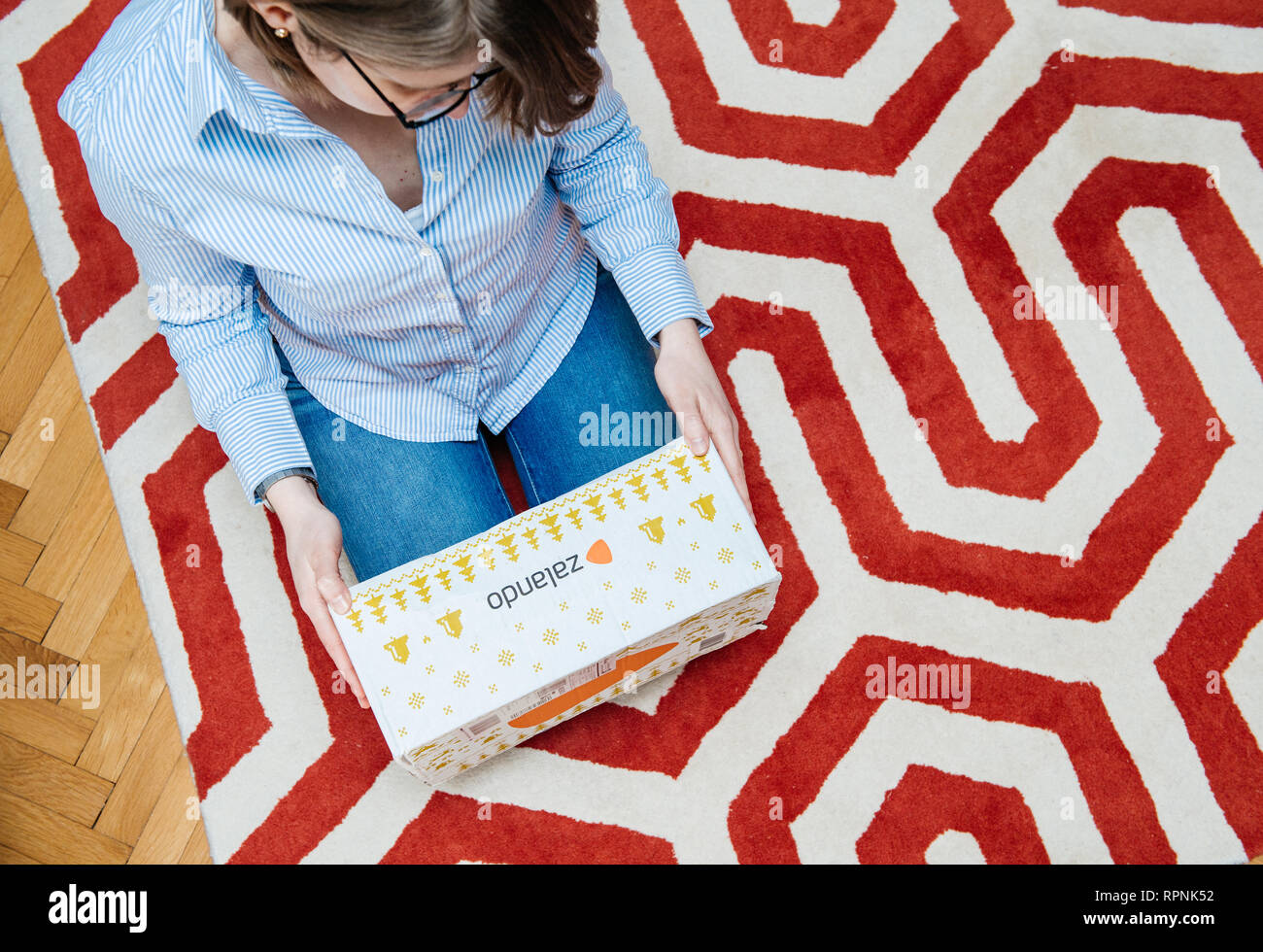 Zalando home delivery -Fotos und -Bildmaterial in hoher Auflösung – Alamy