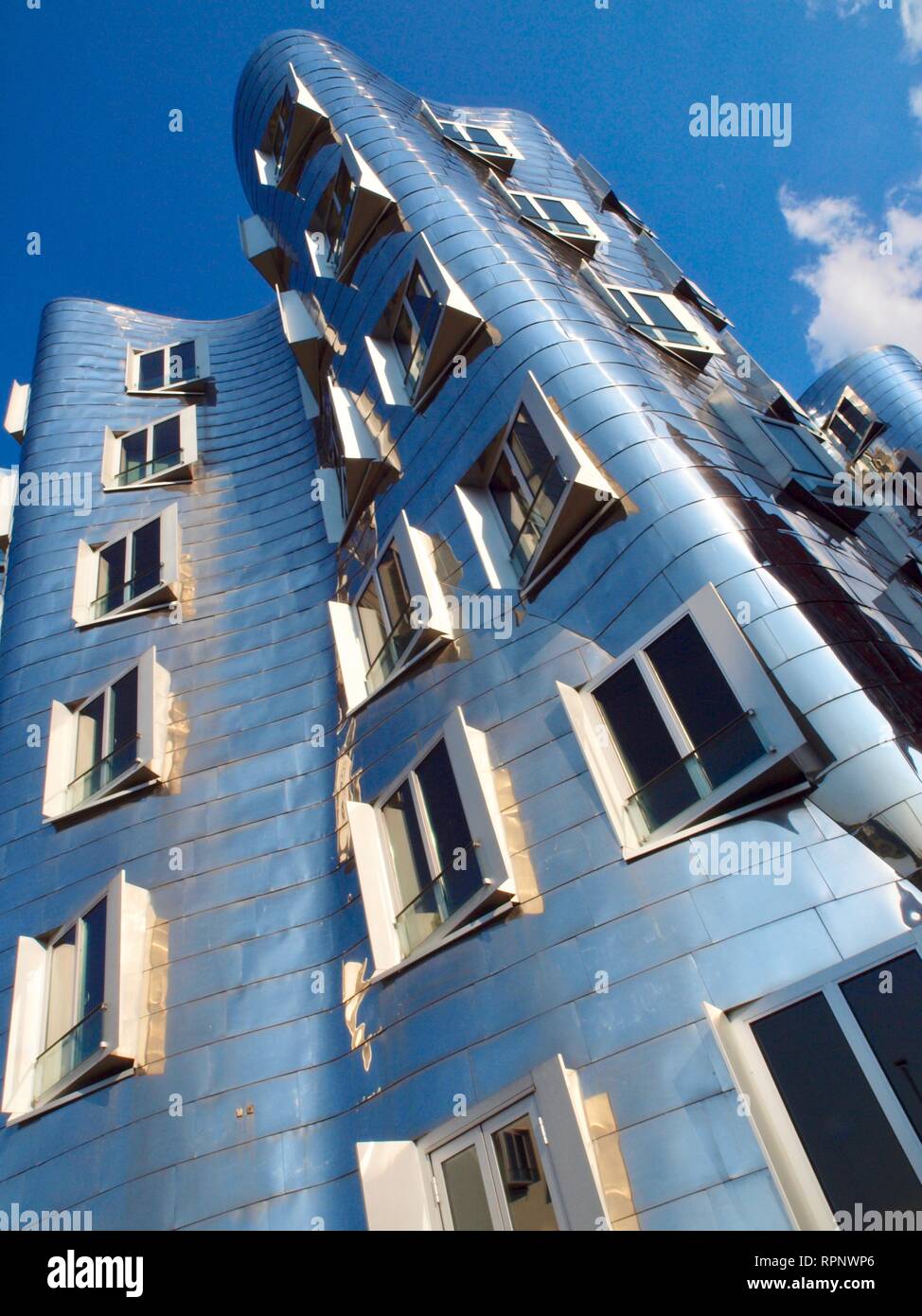 Silber Gehry Gebäude in Düsseldorf an der Media Harbour, interessante ...