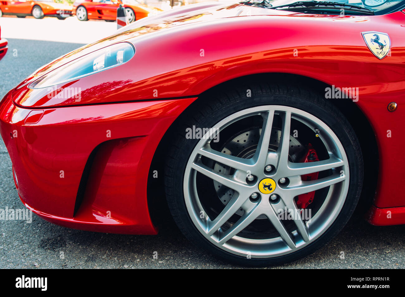 Red ferrari wheel -Fotos und -Bildmaterial in hoher Auflösung – Alamy