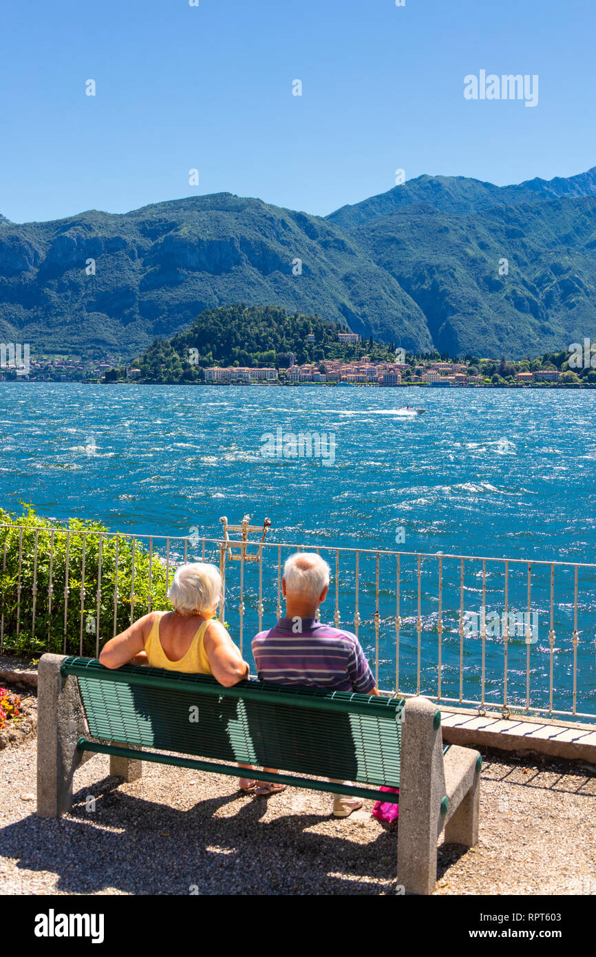 Due turisti femminili europei occidentali -Fotos und -Bildmaterial in ...