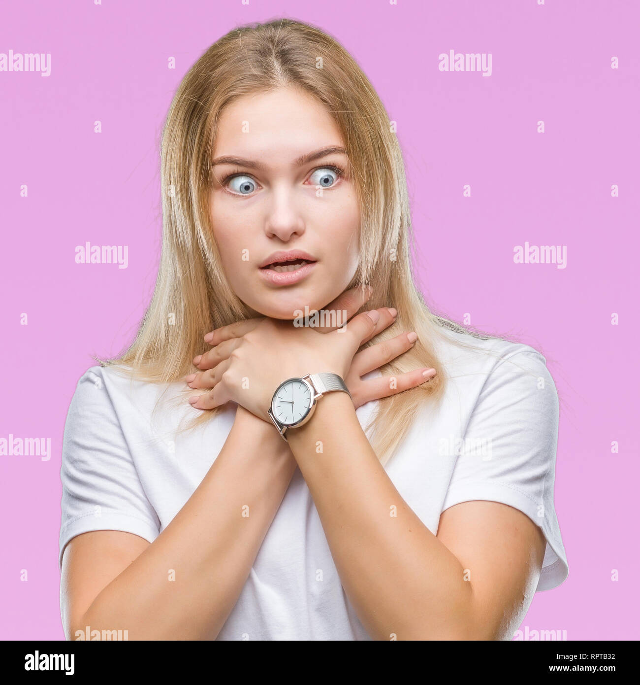 Junge kaukasier Frau über isolierte Hintergrund schreien und Ersticken ...