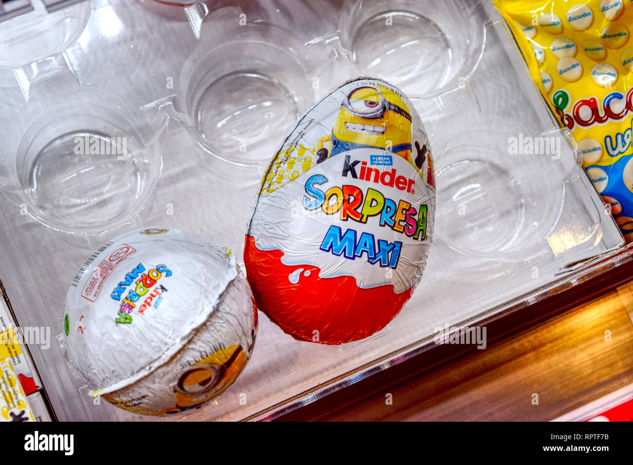 Kinder surprise chocolate egg -Fotos und -Bildmaterial in hoher ...