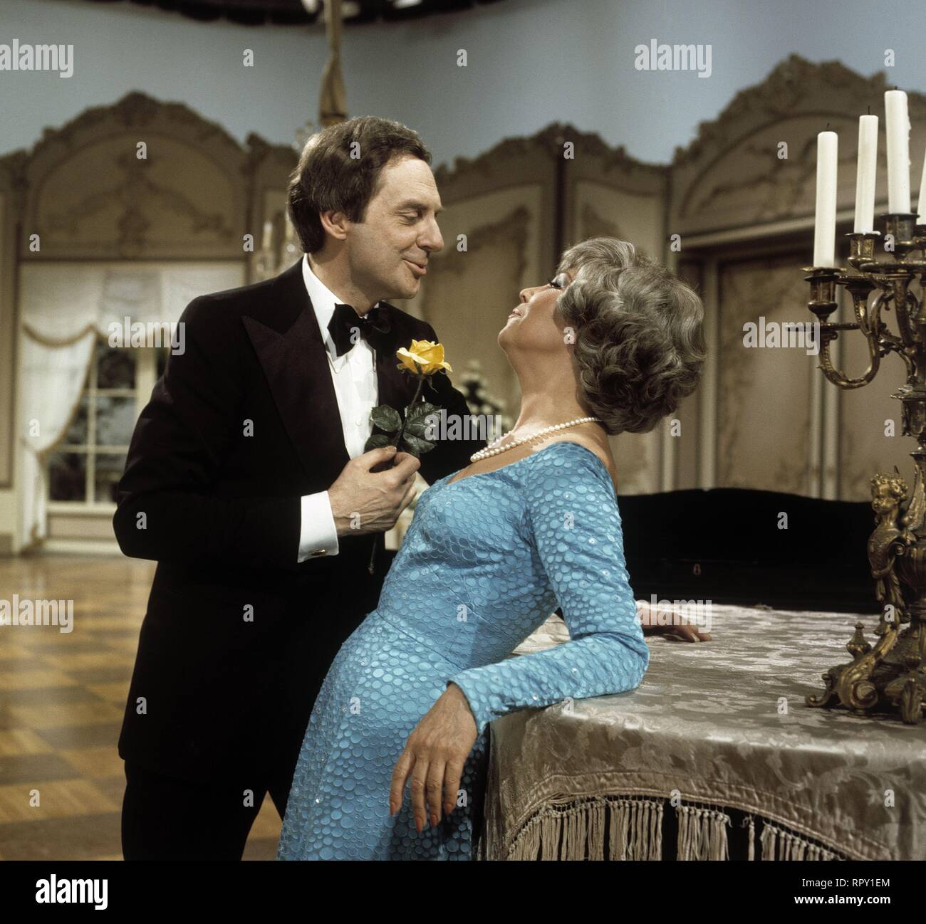 ANNELIESE ROTHENBERGER GIBT SICH DIE EHRE Anneliese Rothenberger und ...