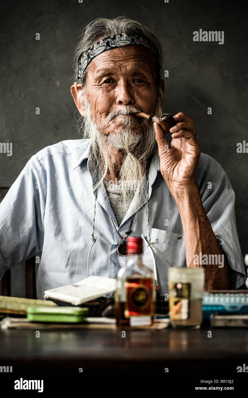 Pfeife rauchen japan -Fotos und -Bildmaterial in hoher Auflösung – Alamy