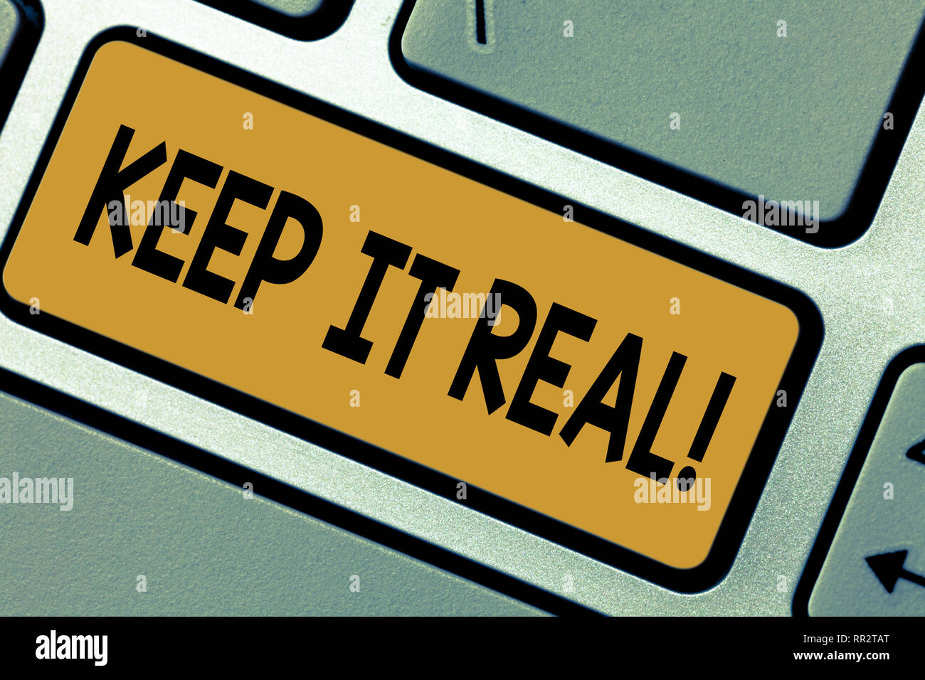 Schreiben Hinweis zeigt es Real halten. Business Foto präsentiert ...