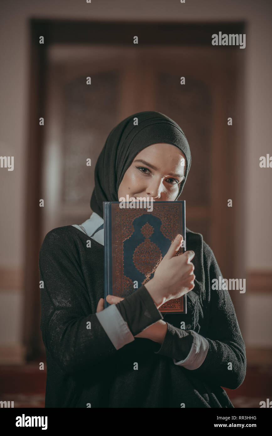 Muslimische Madchen mit Hijab beten und lesen den Qur an auf Moschee Stockfotografie Alamy