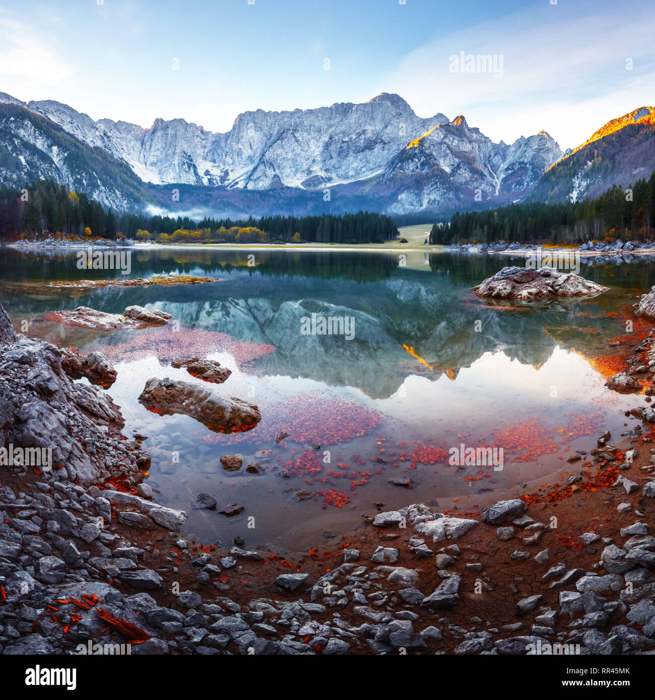 Italienischer alpensee -Fotos und -Bildmaterial in hoher Auflösung – Alamy