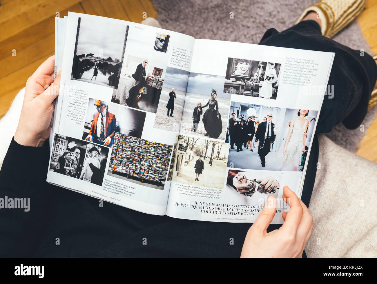 Paris, Frankreich, 23.Februar 2019: Frau liest französische Zeitschrift ...