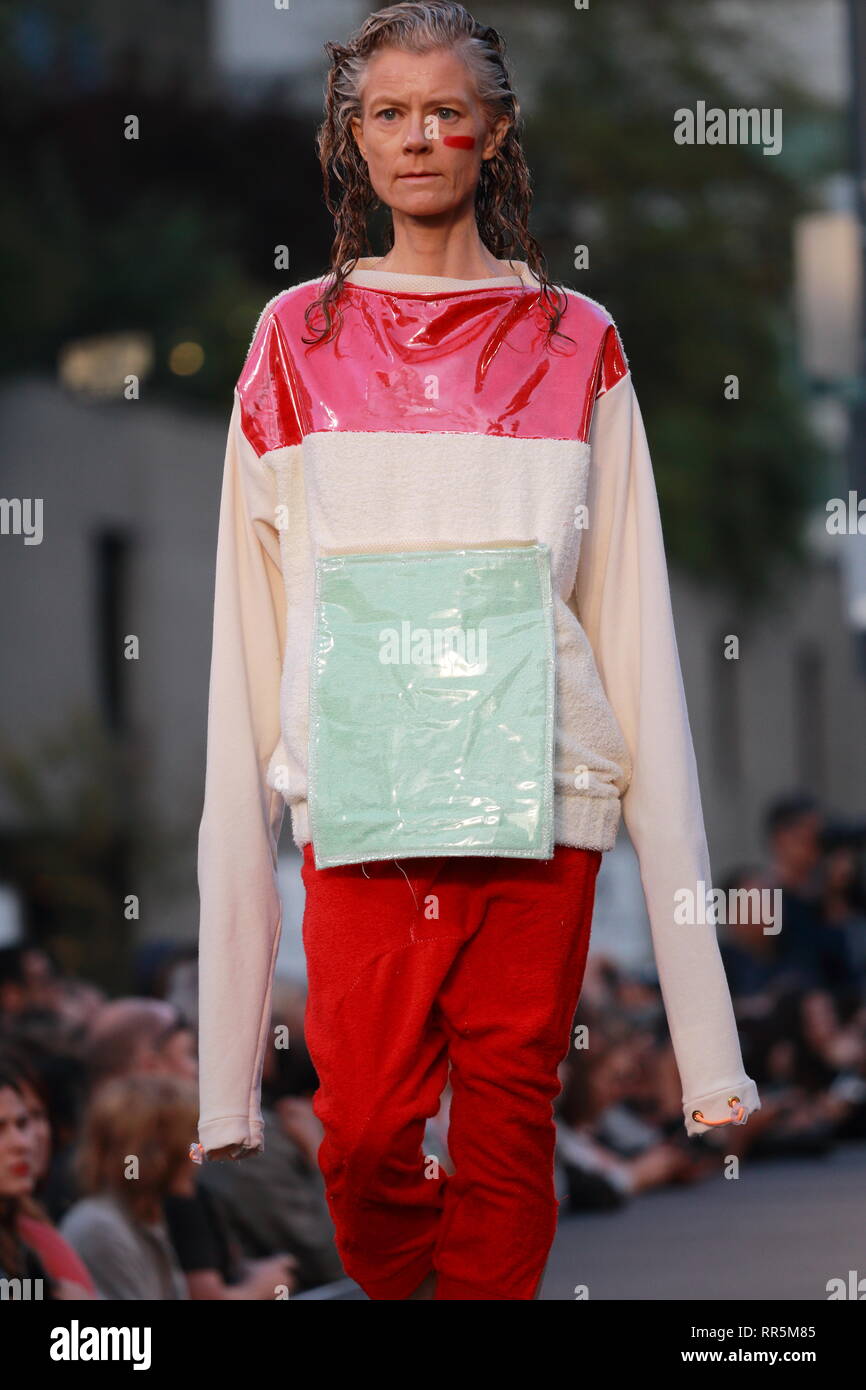 Female Fashion Model Catwalk Outdoor Stockfotos und -bilder Kaufen - Alamy