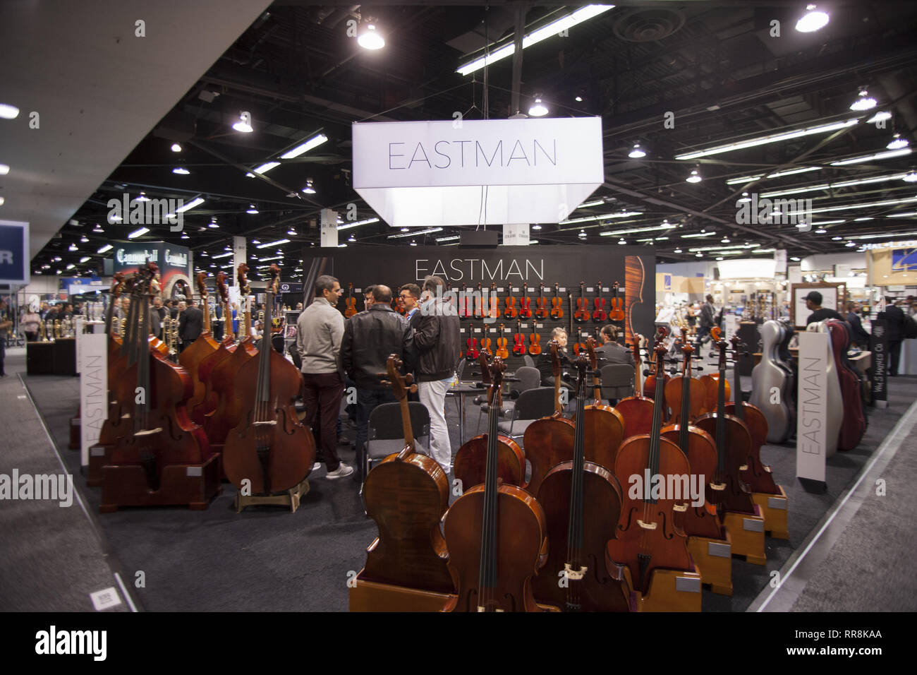 Musiker und Besucher auf dem Boden bei Tag 1 der NAMM Show in Anaheim ...