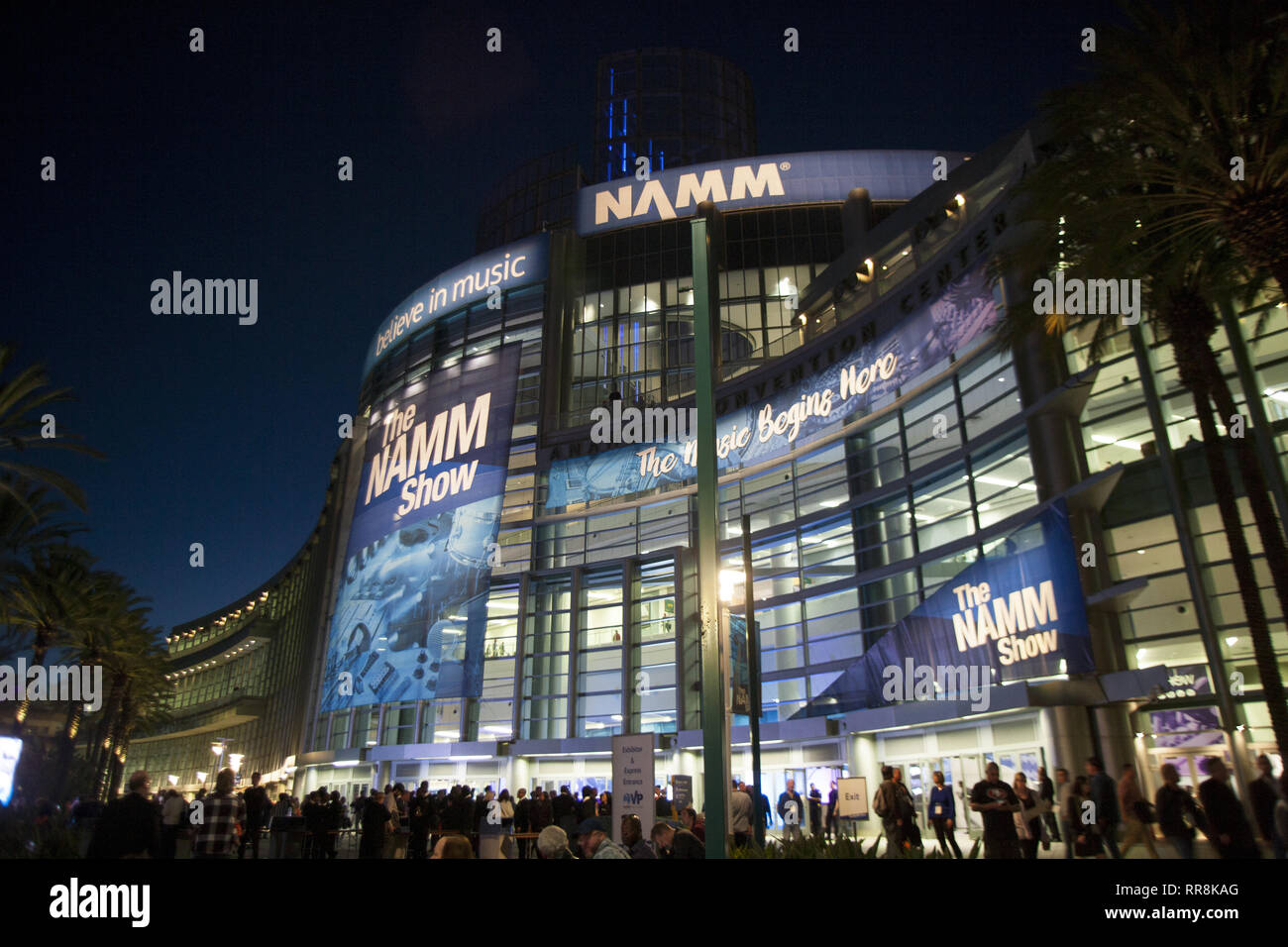 Musiker und Besucher auf dem Boden bei Tag 1 der NAMM Show in Anaheim ...