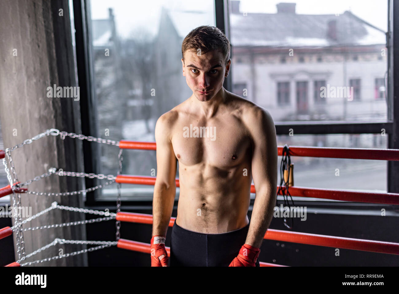 Boy thai boxer -Fotos und -Bildmaterial in hoher Auflösung – Alamy