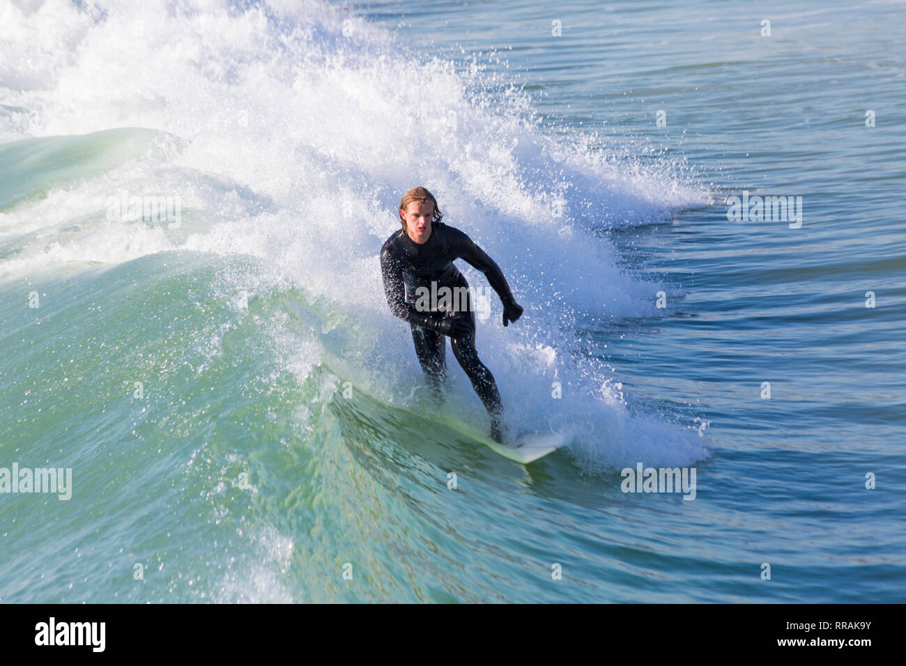 Surfen wellen am strand -Fotos und -Bildmaterial in hoher Auflösung – Alamy