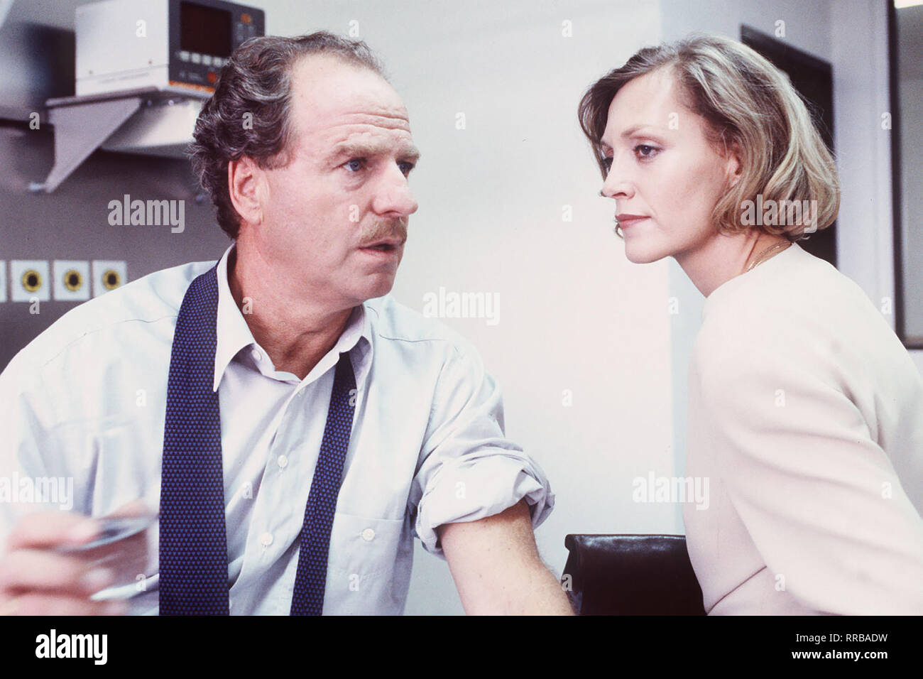 Inge (CONSTANZE ENGELBRECHT) ist verärgert, weil ihr Mann, Konrad ...