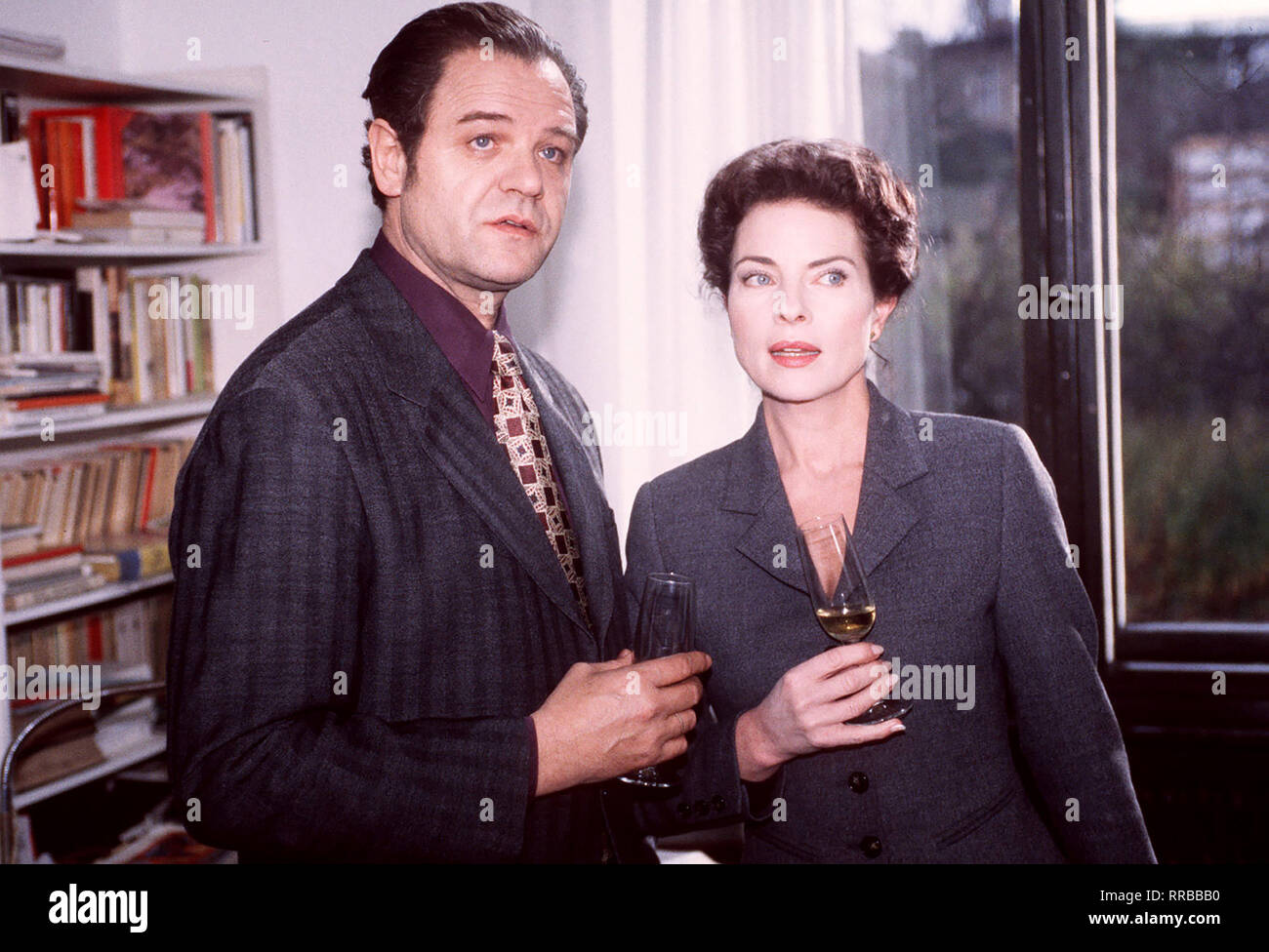 Martin Barnfeld (GUNTER BERGER) ist fasziniert von der intellektuellen ...