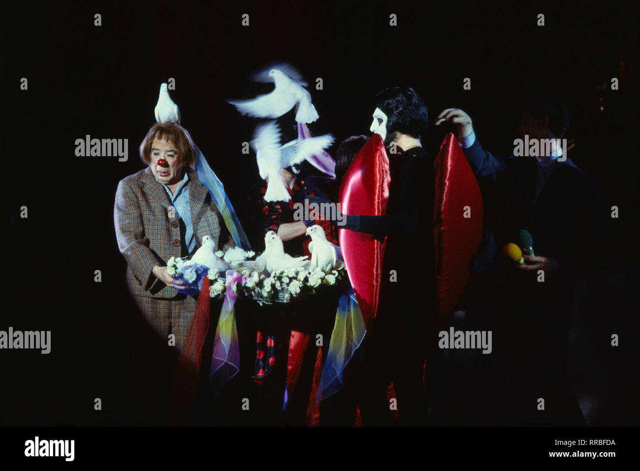 CIRCUS RONCALLI/Ein Clown und Magier des Circus Roncalli bei einem ...