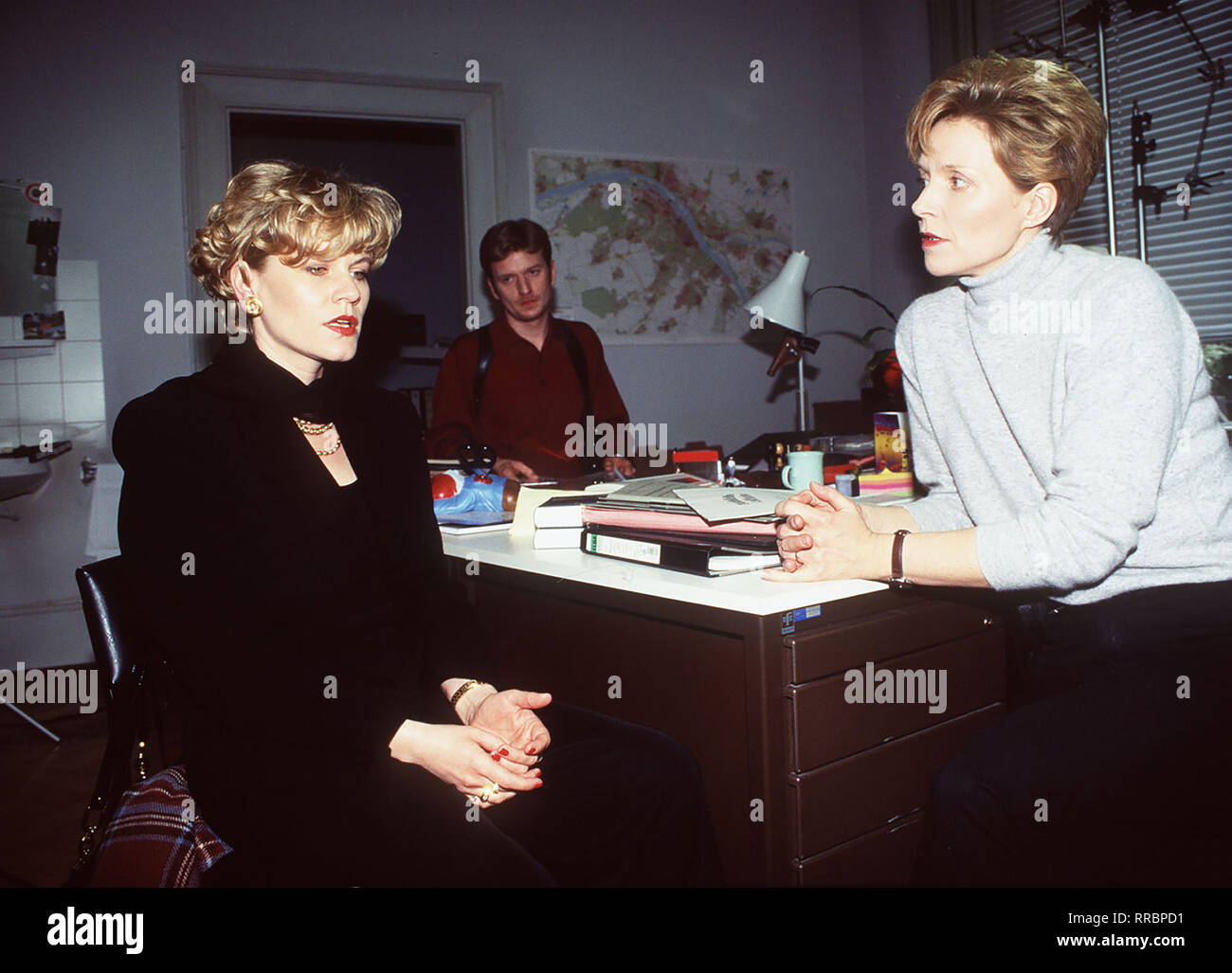 Frau Schubert im Gespräch mit den Beamten Nummern-oper ANNE KASPRIK ...