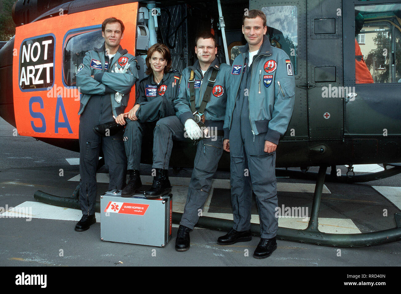 DIE RETTUNGSFLIEGER - Ein Modellhubschrauber, den zwei junge Männer ...