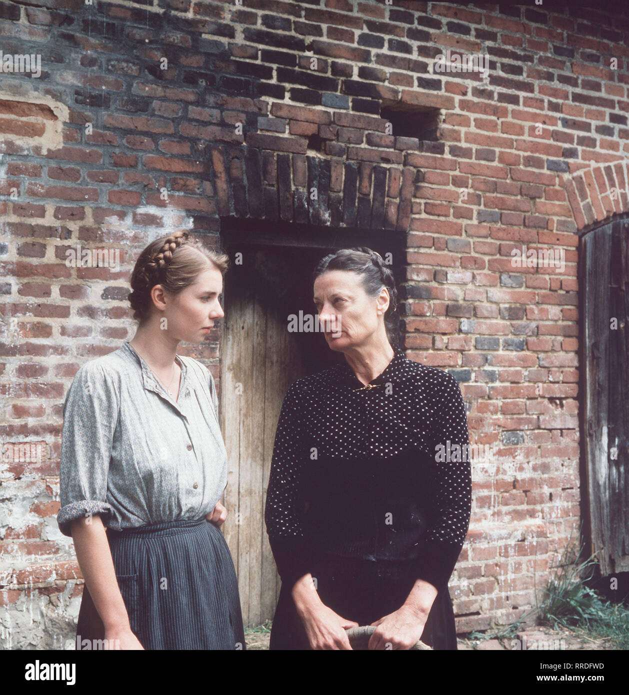 HERBSTMILCH/D 1988 - Joseph Vilsmaier/Anna (DANA VAVROVA, l) leidet ...