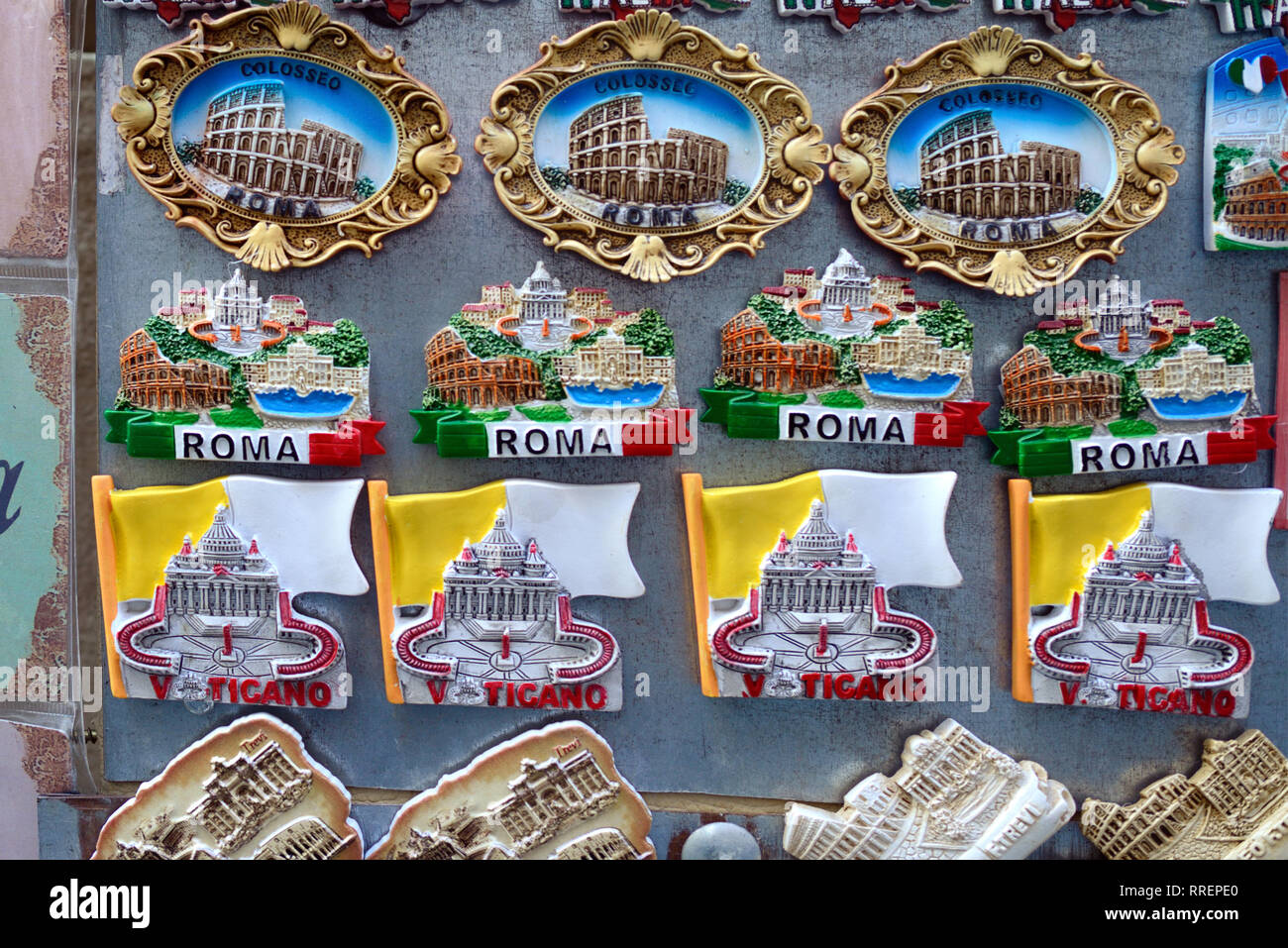 Souvenirs fridge magnets rome -Fotos und -Bildmaterial in hoher ...